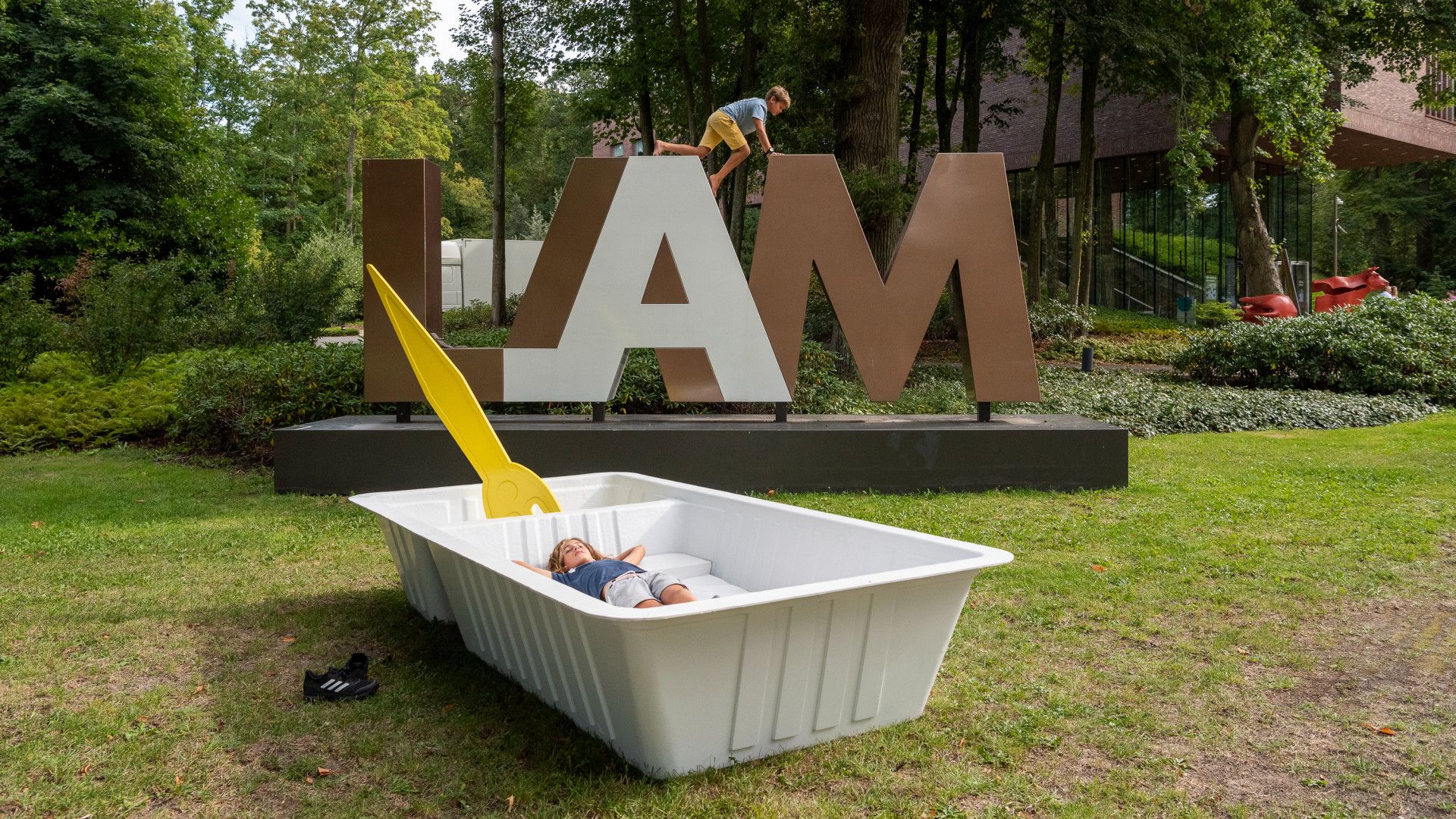 Altijd al eens in een XXL-patatbak willen liggen? 'Best rustgevend om ...