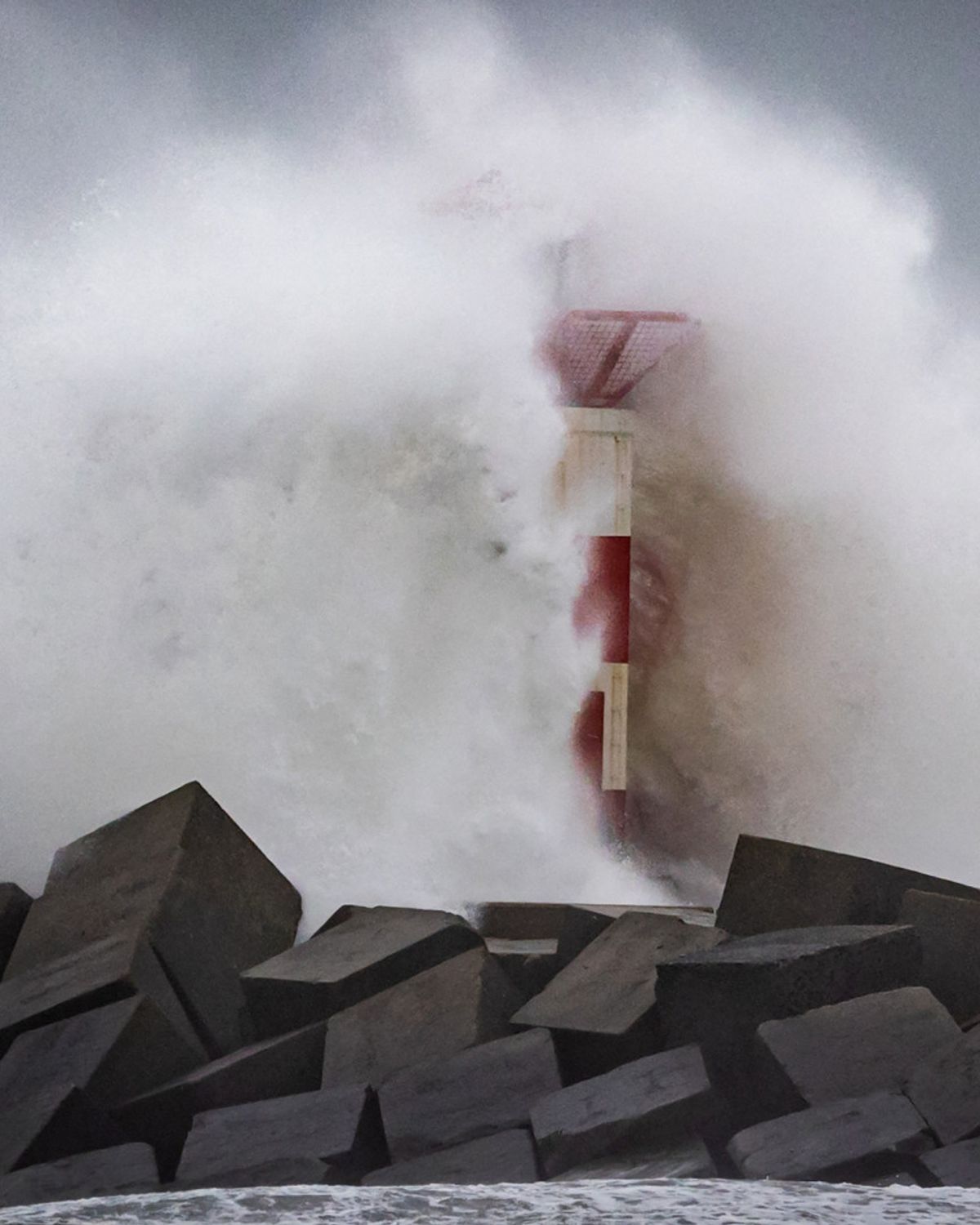 Windstoten tot 120 kilometer per uur op komst, KNMI waarschuwt met code oranje - Omroep West