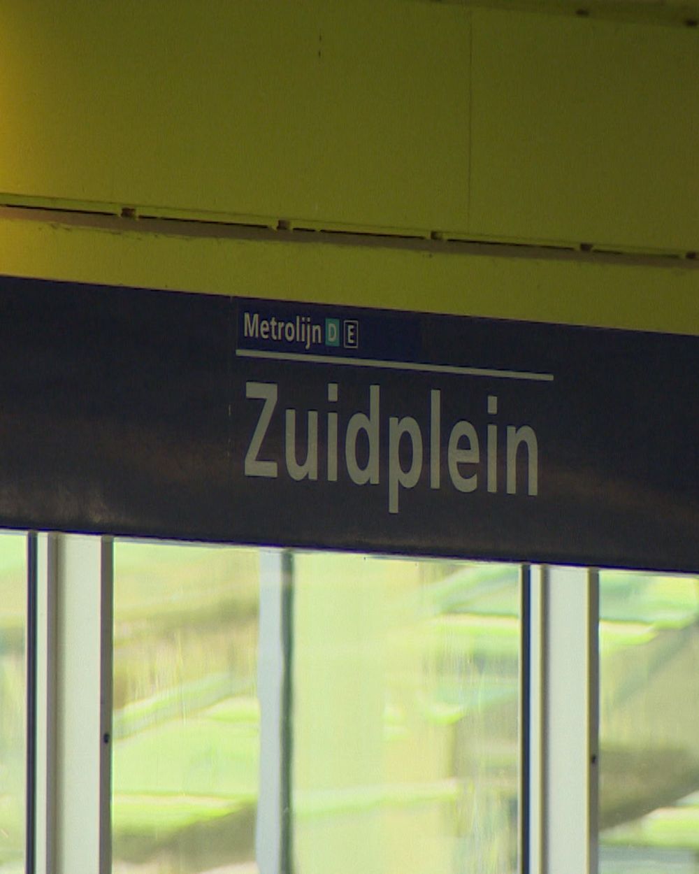 Man overlijdt na schermutseling op station Zuidplein Rotterdam - Rijnmond