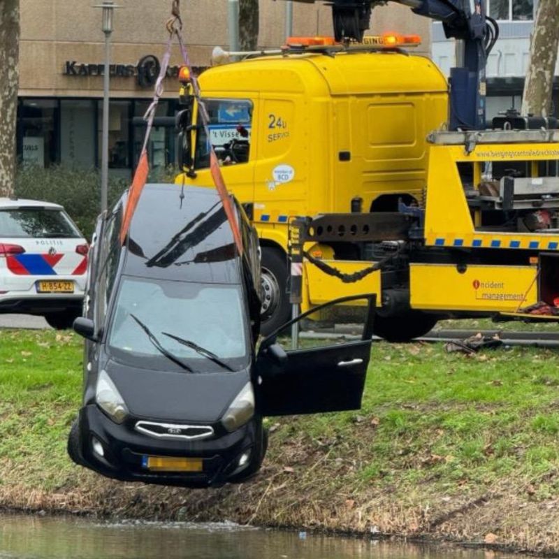 Automobilist verliest macht over stuur en belandt in water - Rijnmond