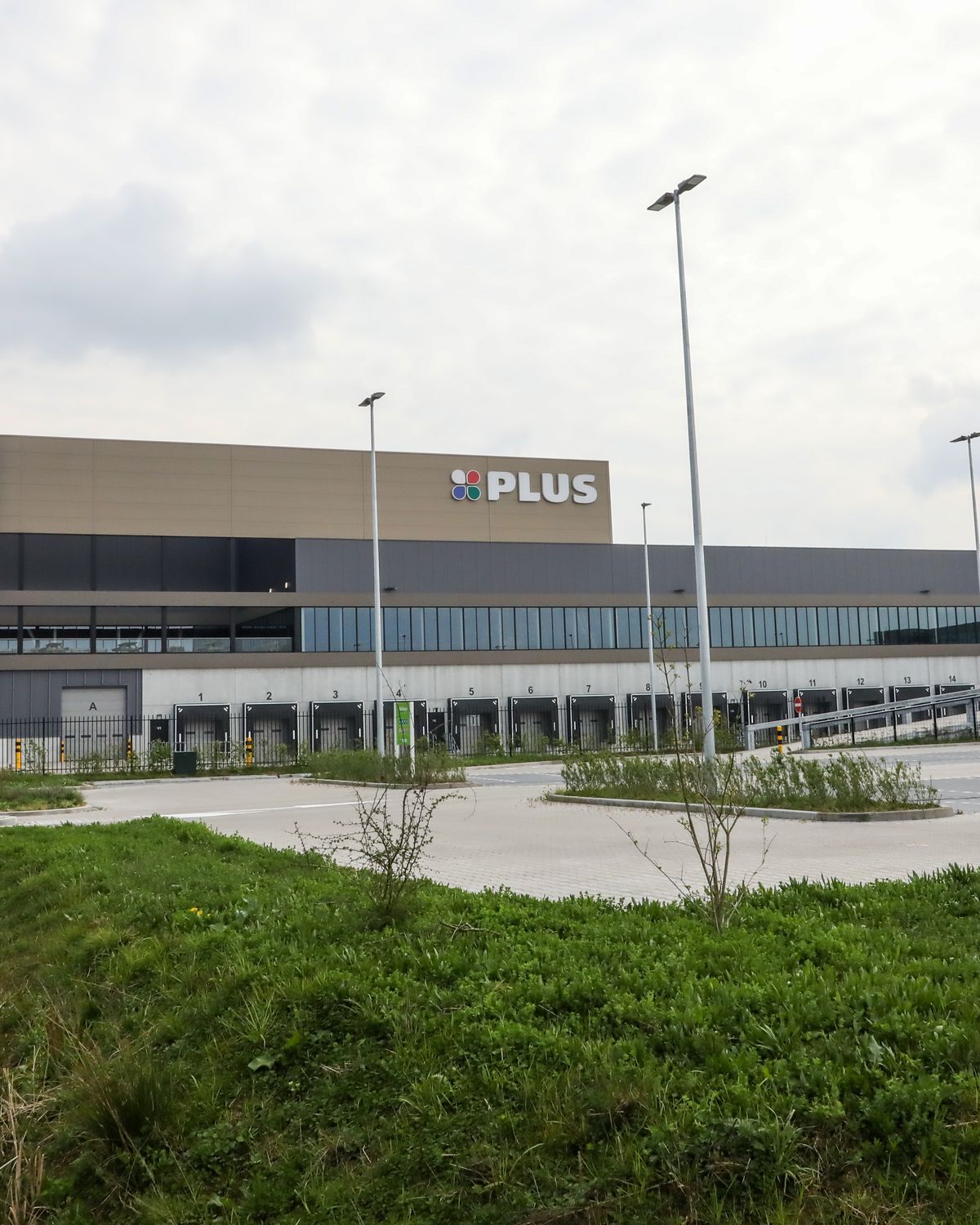 PLUS vertrekt helemaal uit gloednieuw distributiecentrum langs A1 bij ...