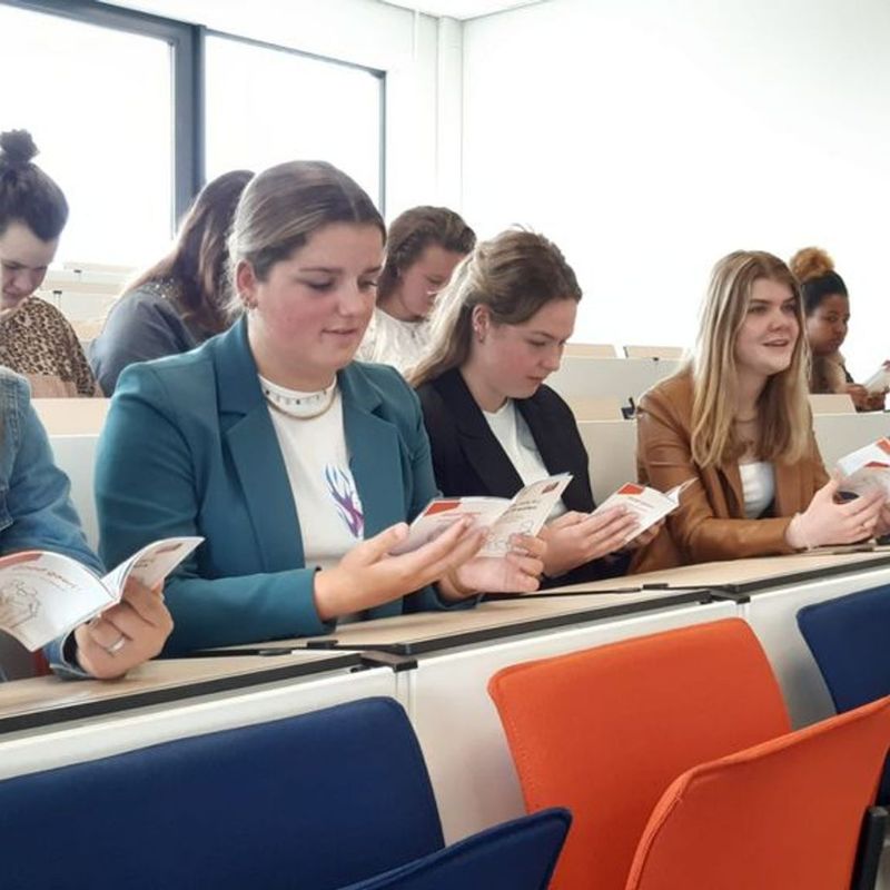 Achterhoekse zorgstudenten kriegen hulp bi-j plat proaten: 'Ik doe het ...