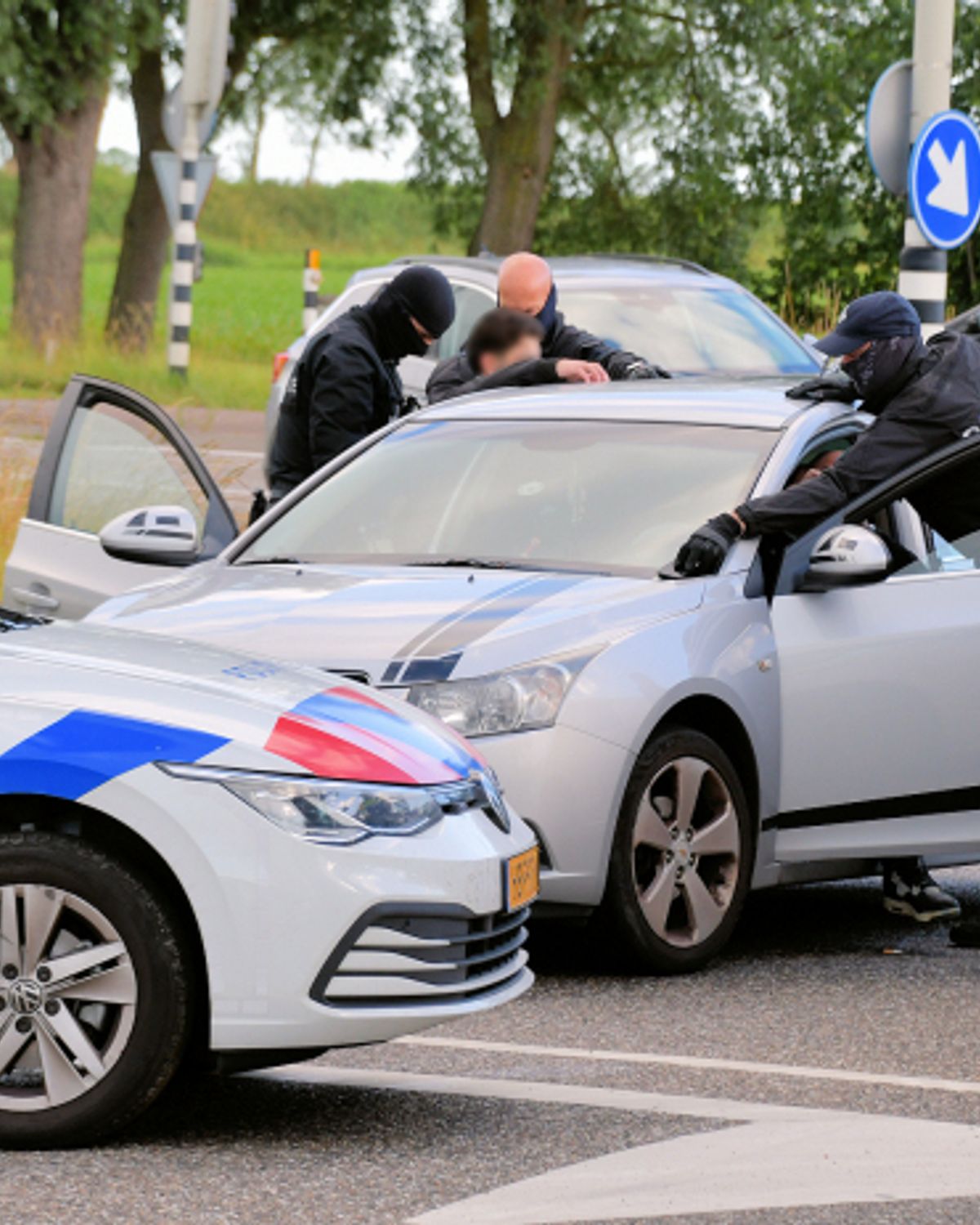 Politie-inval in Oosterland: kleding en vapes in beslag genomen, auto ...