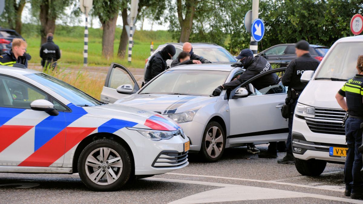 Politie-inval in Oosterland: kleding en vapes in beslag genomen, auto ...