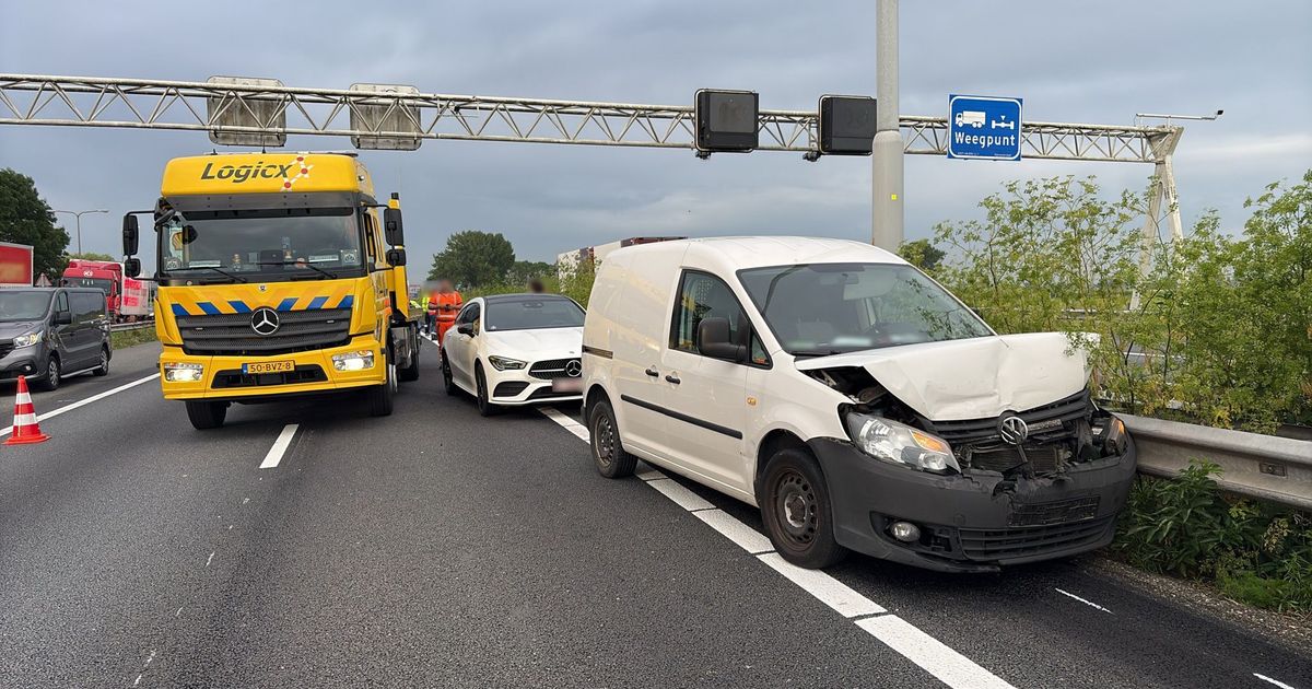 Lange file op snelweg, verkeer moet over vluchtstrook na ongeluk - Rijnmond
