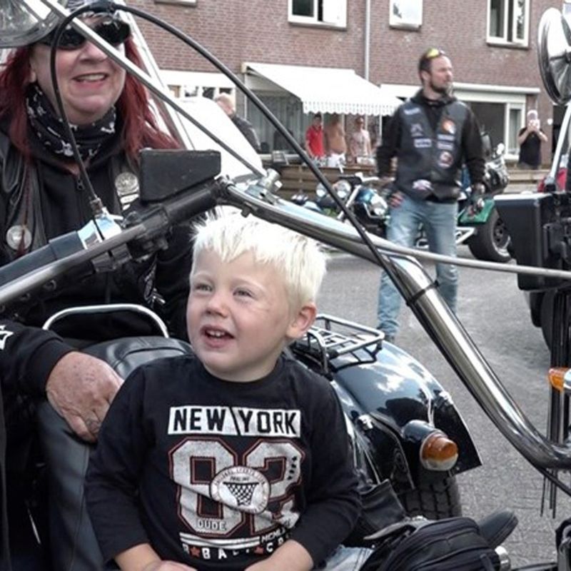 Motortocht voor Nick (3), een jaar na de aanval door vier rottweilers ...