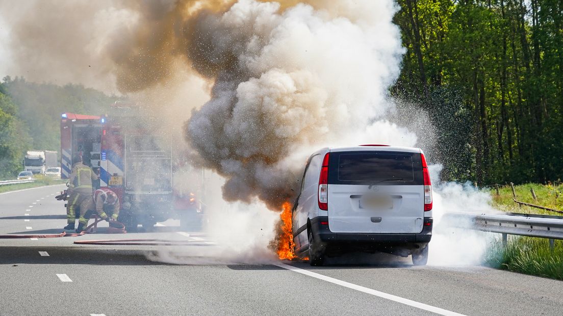 Auto vliegt in brand op A28 bij De Punt - RTV Drenthe