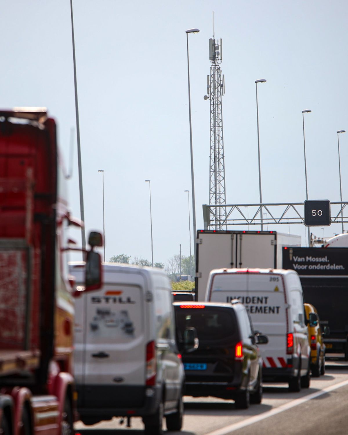 Ongeluk met vijf auto's op A12, flinke vertraging - Omroep West