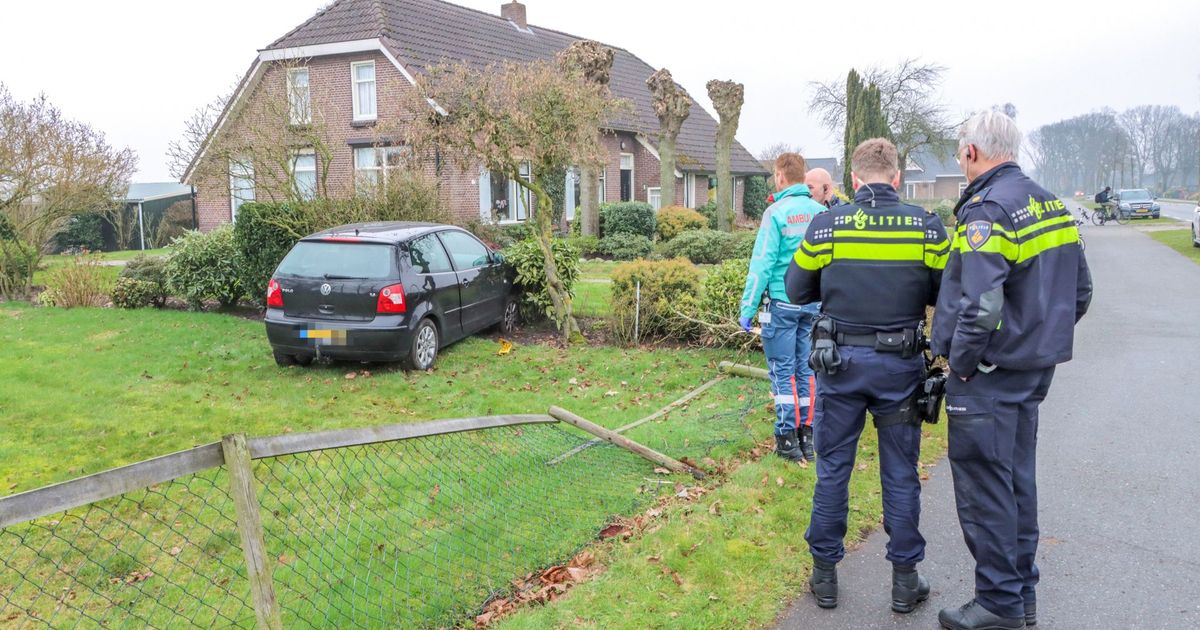 Automobilist verliest de macht over het stuur en belandt in de tuin - RTV Drenthe