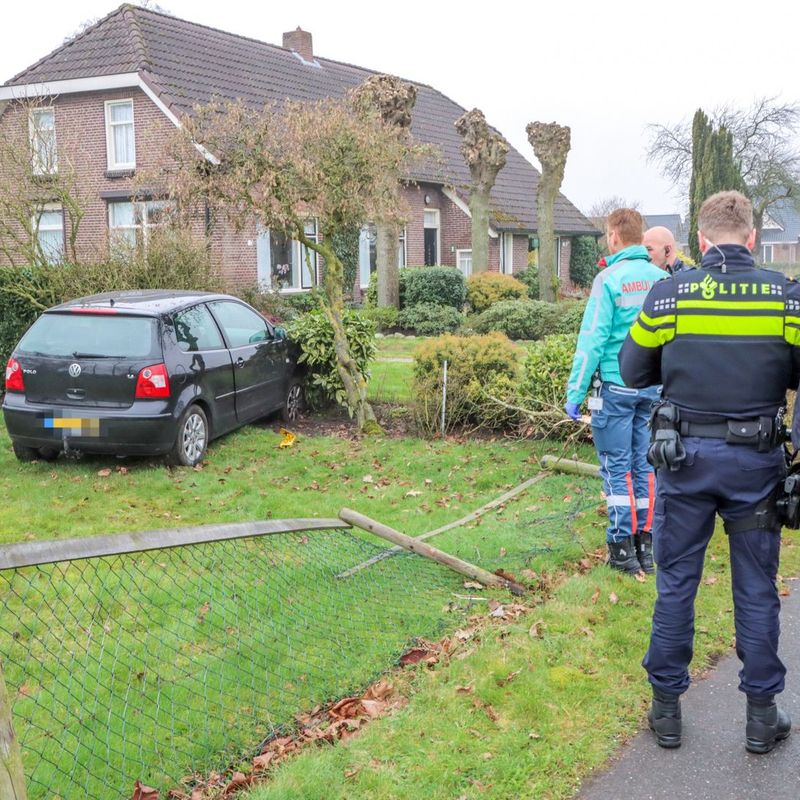 Automobilist verliest de macht over het stuur en belandt in de tuin - RTV Drenthe