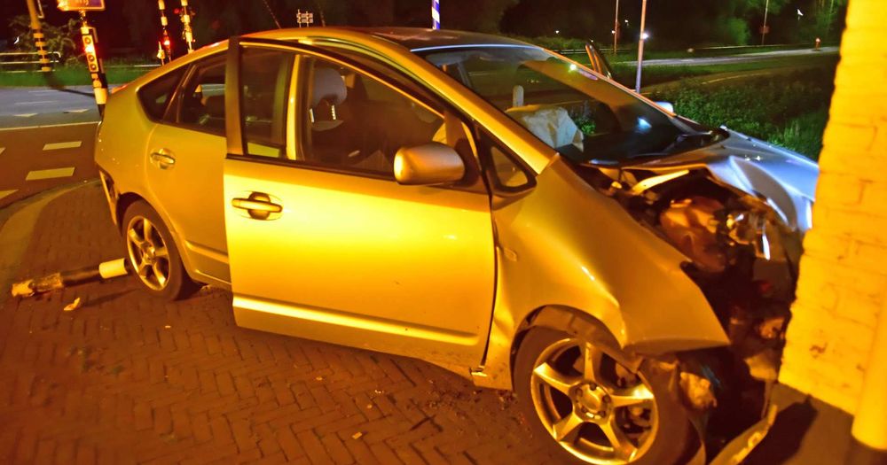 Gewonde bij botsing tussen auto en busje - L1 Nieuws