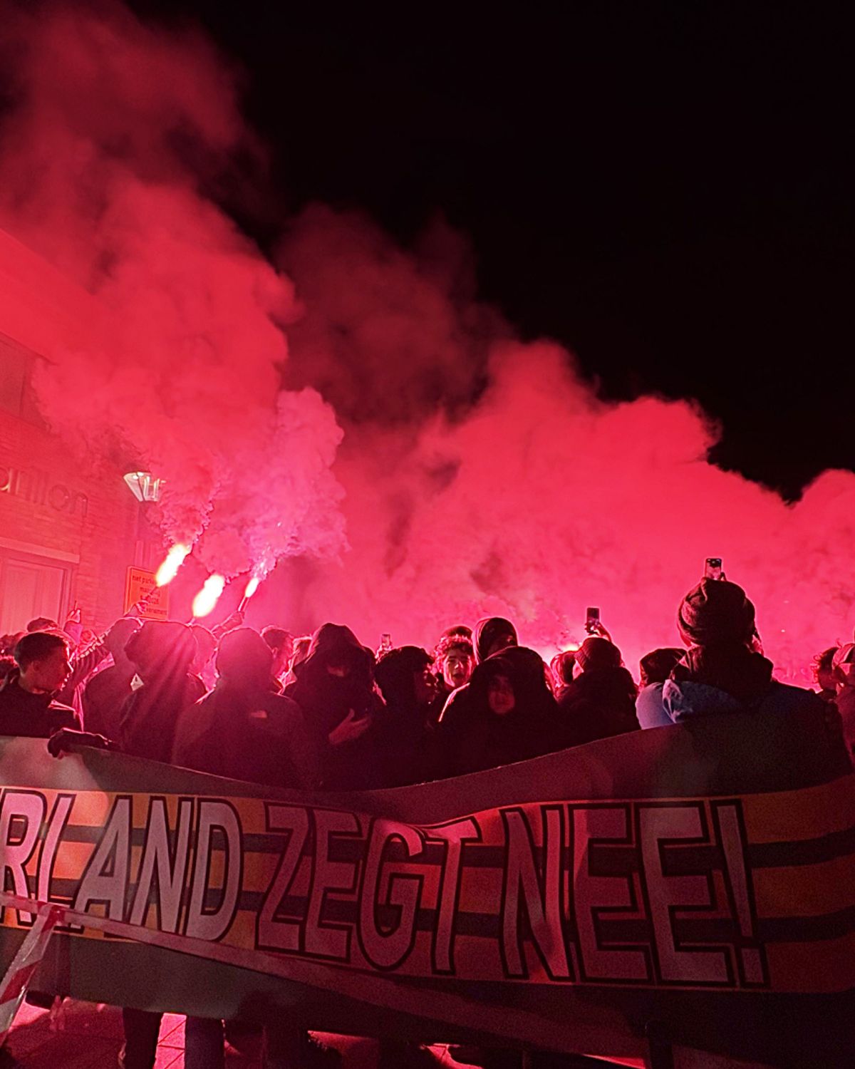 Spandoeken, vuurwerk en nuance: drukbezocht protest tegen azc in Nieuw ...