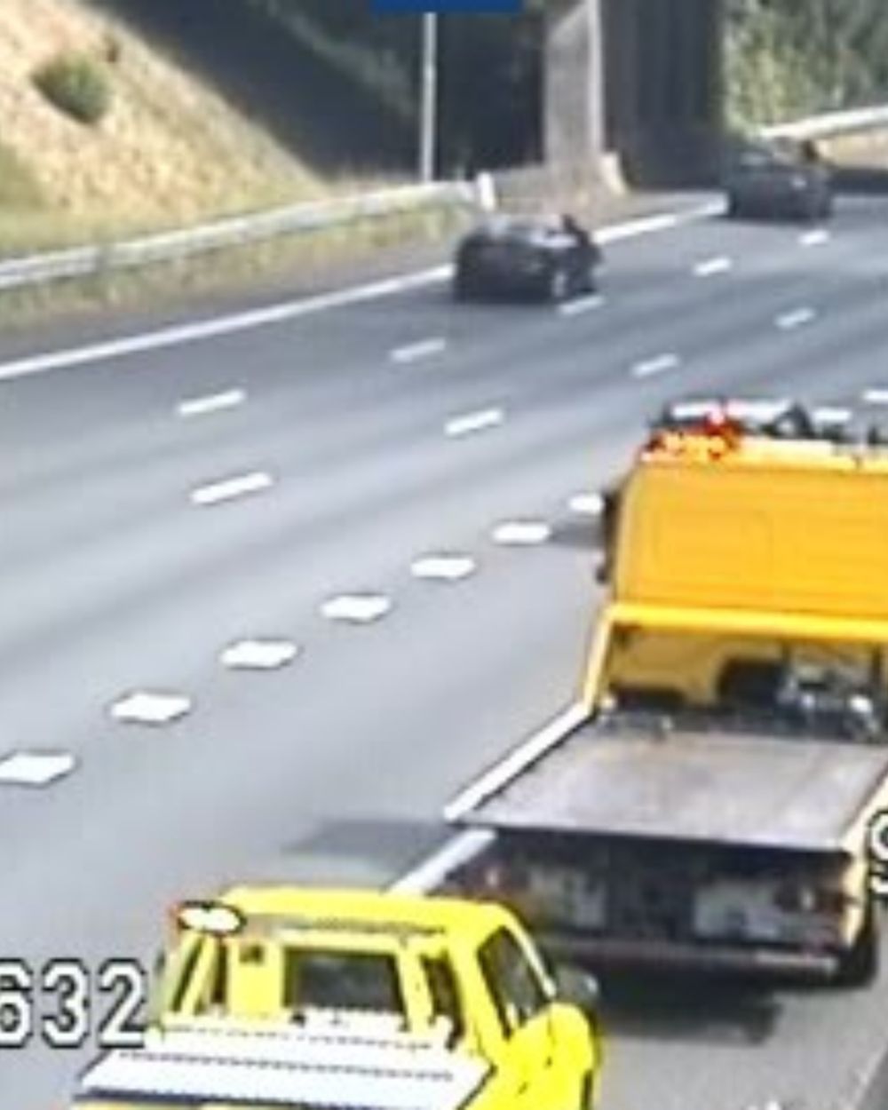 Glasplaten op rijbaan na ongeluk op snelweg en veel vertraging in avondspits - Rijnmond