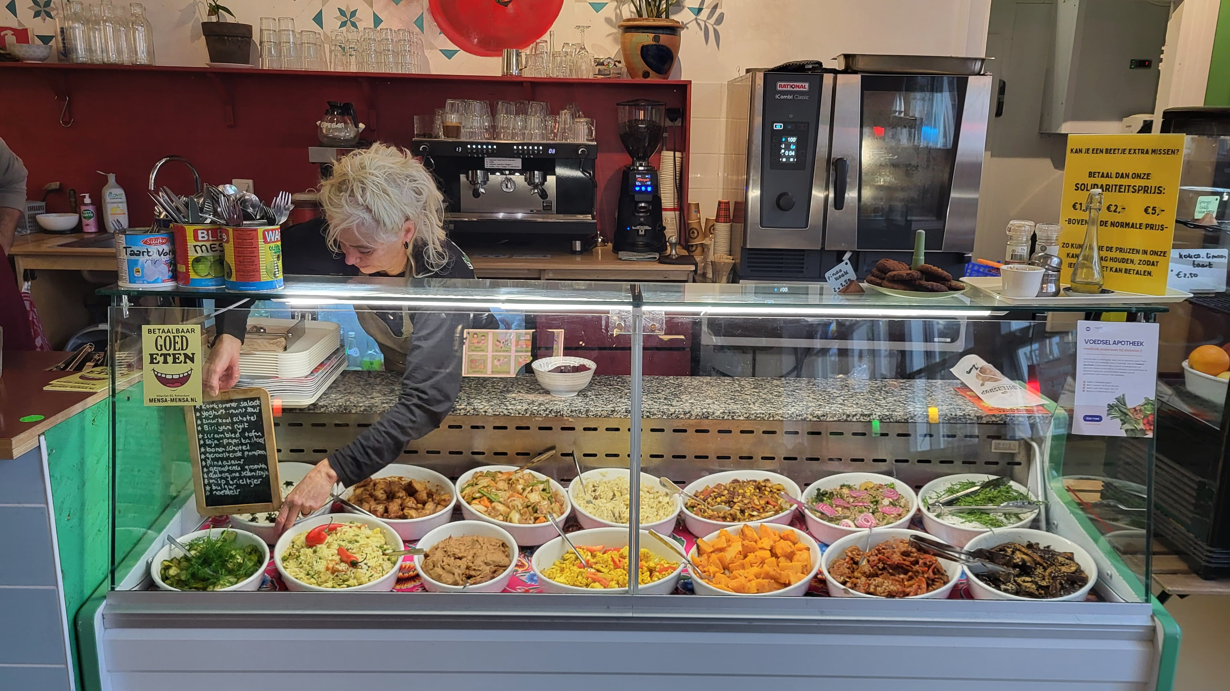 Bij deze kantine krijg je voor 5 euro een bord vol eten: 'Je mag altijd ...