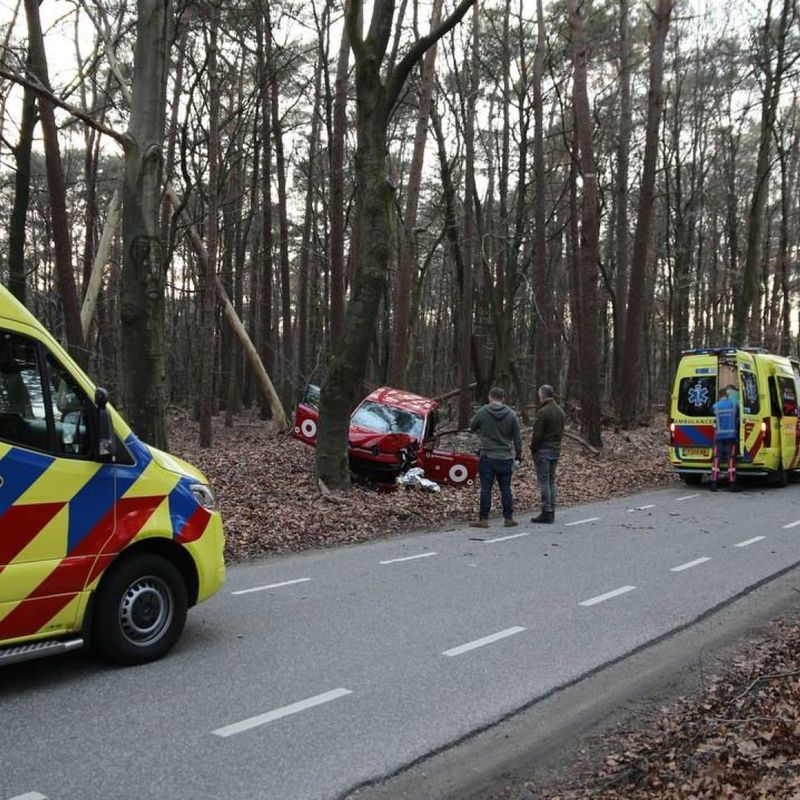 Automobilist zwaargewond na crash tegen boom - Omroep Gelderland