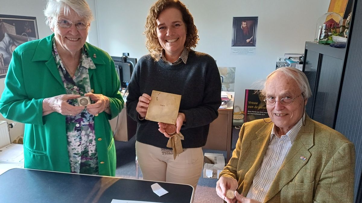 Echtpaar verblijdt Museum Martena in Franeker met zilveren ...