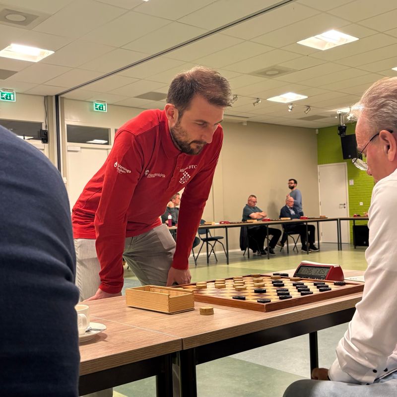 Dammen tegen 52 mensen tegelijk: 'De tegenstanders zijn echt geen ...