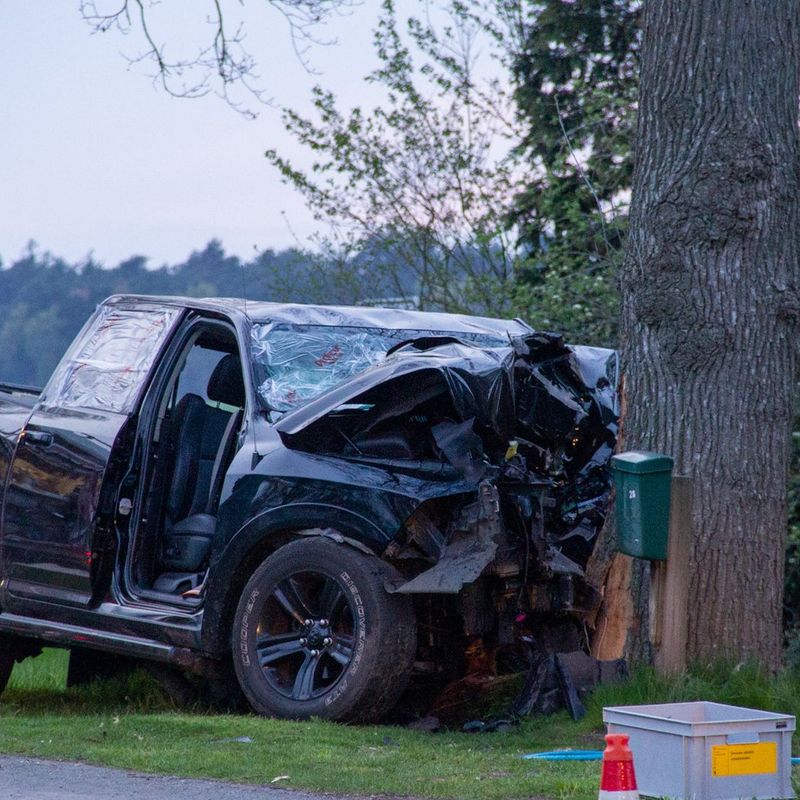 Automobilist gewond bij frontale botsing met boom bij Wezuperbrug - RTV Drenthe