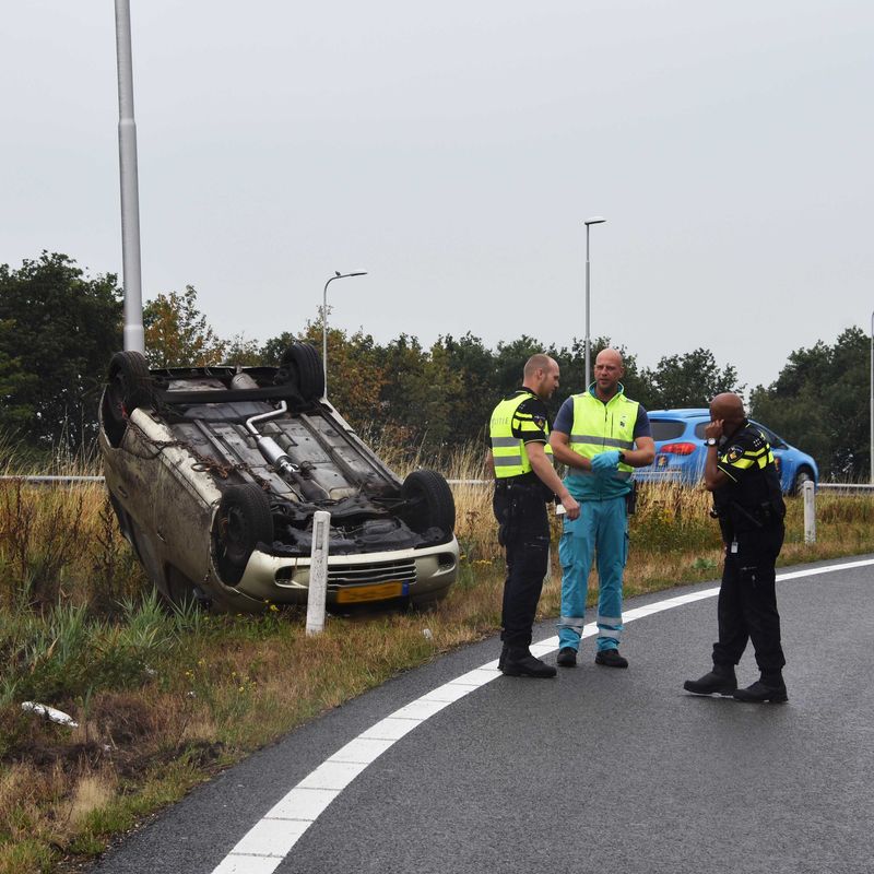 Auto slaat over de kop op knooppunt Lankhorst - RTV Drenthe