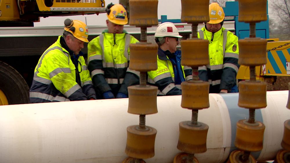 Deze stalen leiding verdwijnt voor de komende 100 jaar de grond in ...