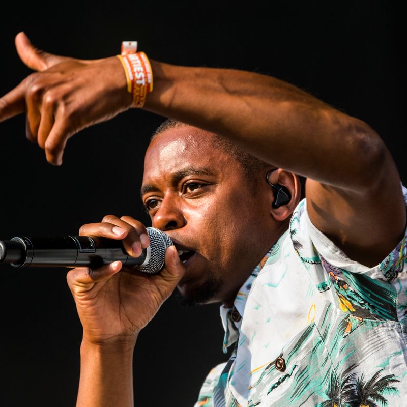 Rapper Typhoon vergeet te betalen na tankbeurt; nacht in de cel ...