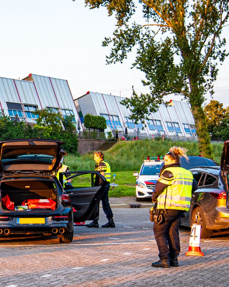 Agente meegesleurd met auto als bestuurder opeens gas geeft tijdens ...