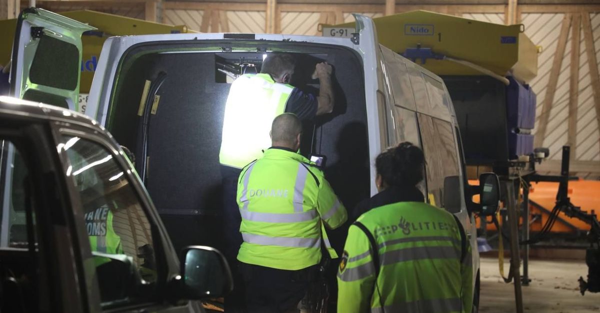 Politie jaagt op verborgen ruimtes in auto's - Omroep Gelderland
