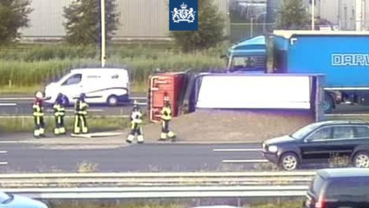 Problemen op A15 na gekantelde vrachtwagen duren nog tot diep in de middag - Rijnmond
