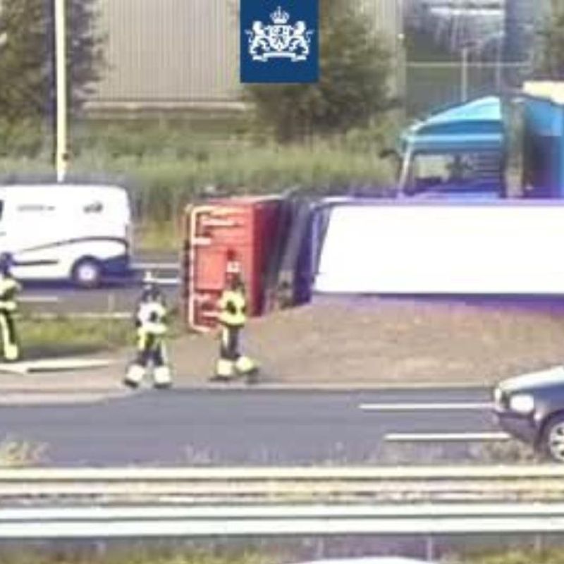 Problemen op A15 na gekantelde vrachtwagen duren nog tot diep in de middag - Rijnmond