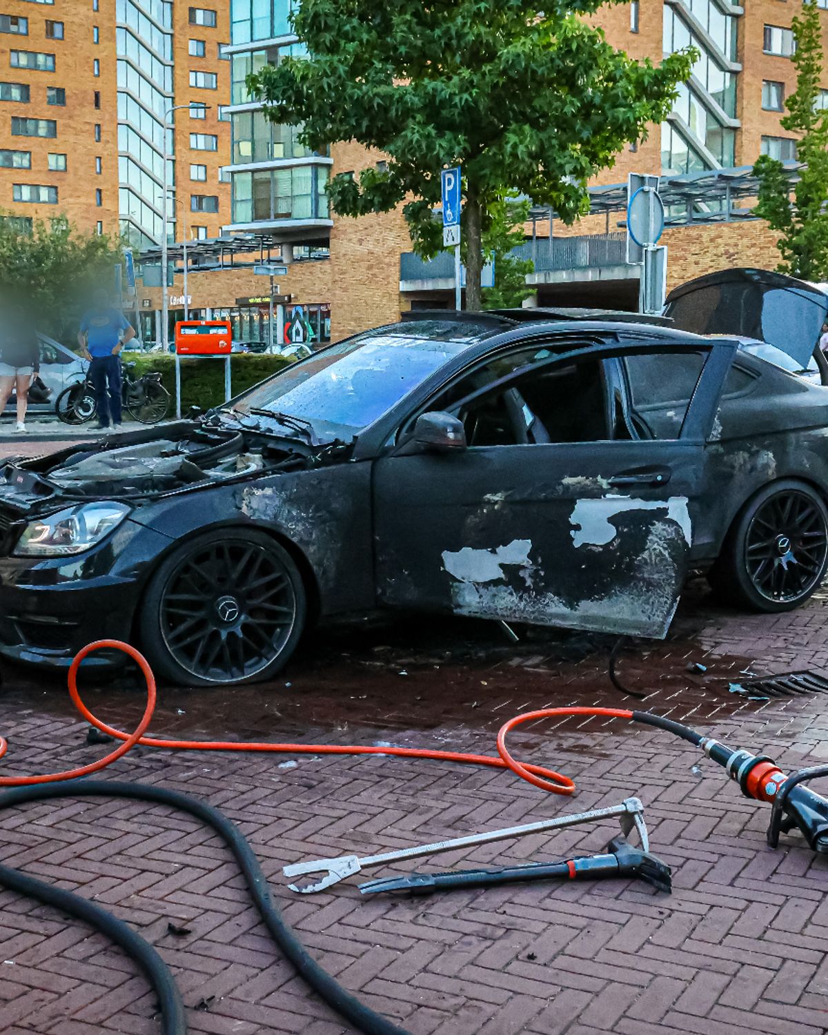 Rijdende auto vliegt in brand | Twee personen naar ziekenhuis na ...