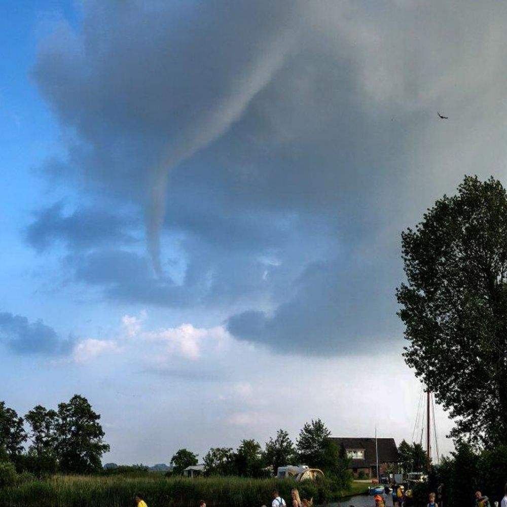 Beginnende waterhoos waargenomen boven Paterswoldsemeer en Leekstermeer ...