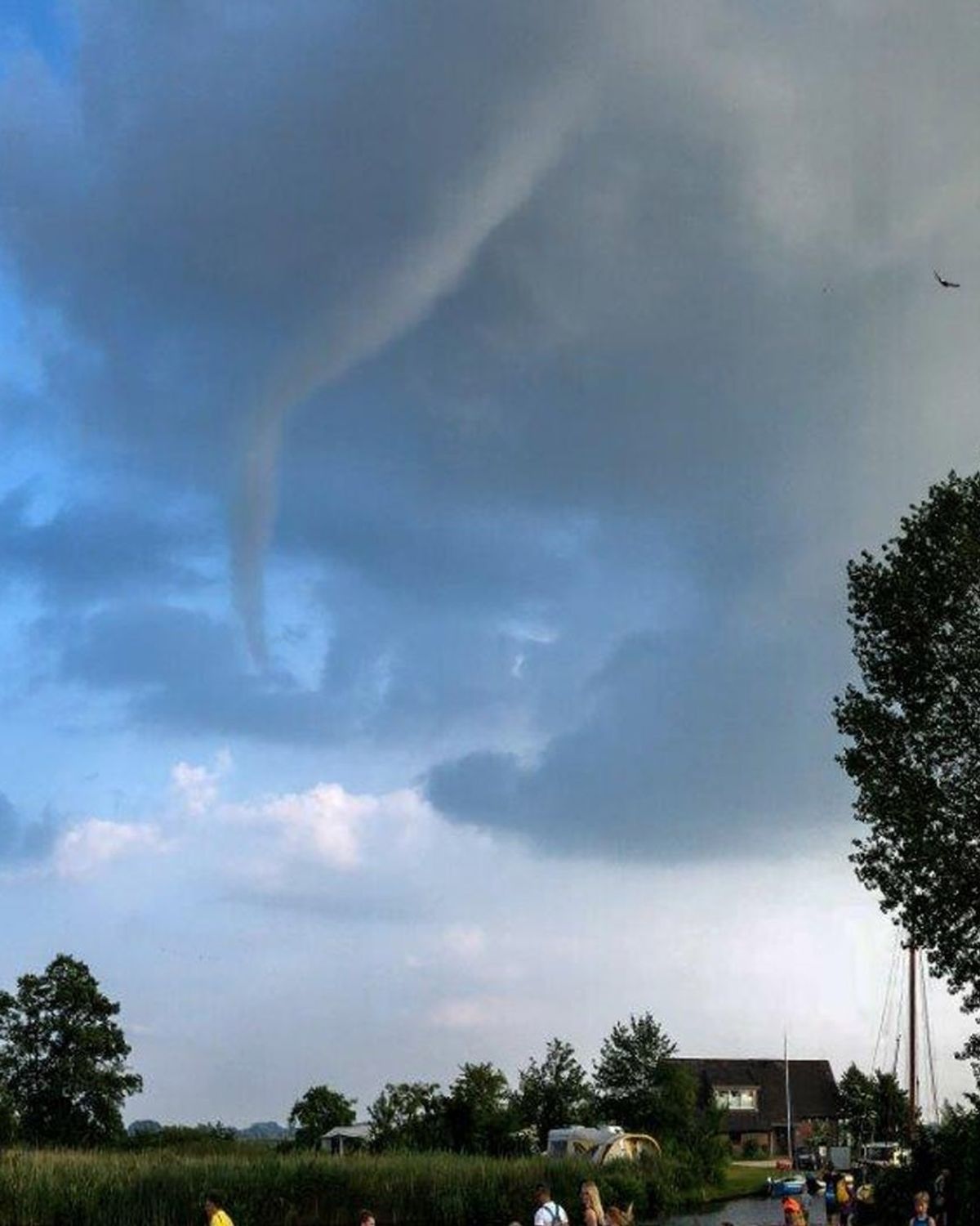 Beginnende waterhoos waargenomen boven Paterswoldsemeer en Leekstermeer ...