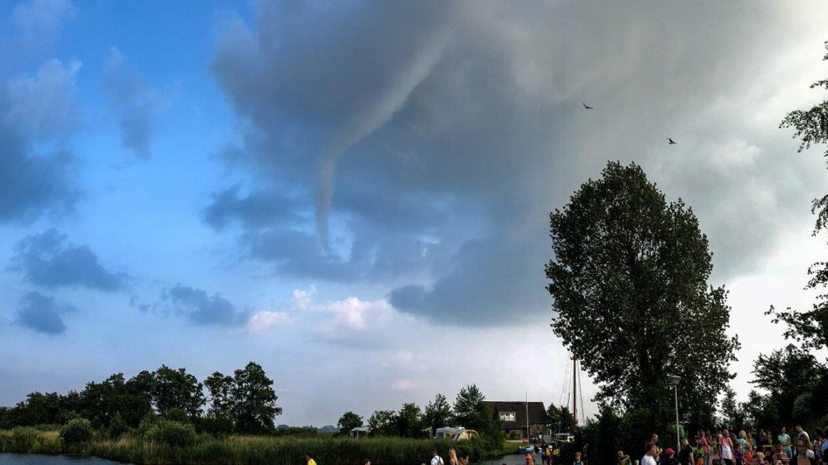 Beginnende waterhoos waargenomen boven Paterswoldsemeer en Leekstermeer ...