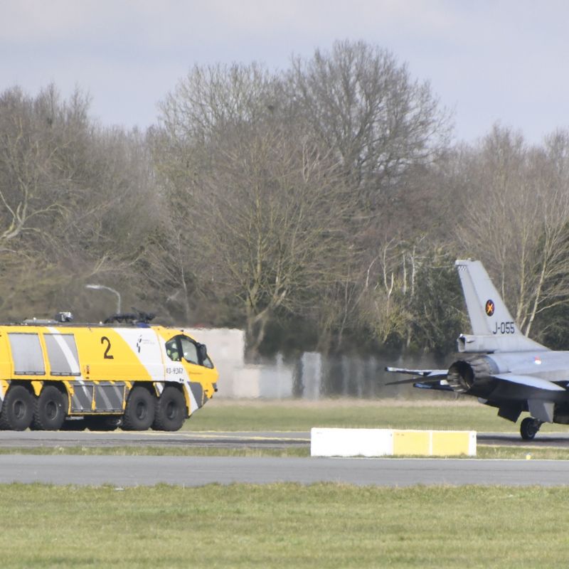 F-16 weer vertrokken van vliegveld Eelde na botsing met vogel - RTV Noord