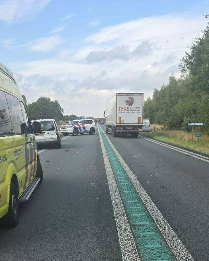 N34 bij Gieten weer open na ongeluk met meerdere auto's - RTV Drenthe