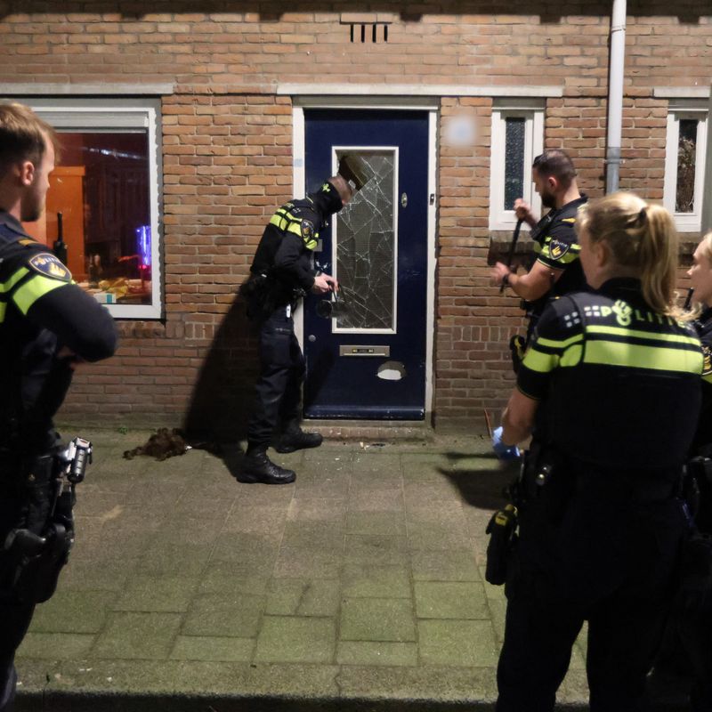 Vrouw gewond bij steekpartij, politie forceert deur van woning - Omroep West
