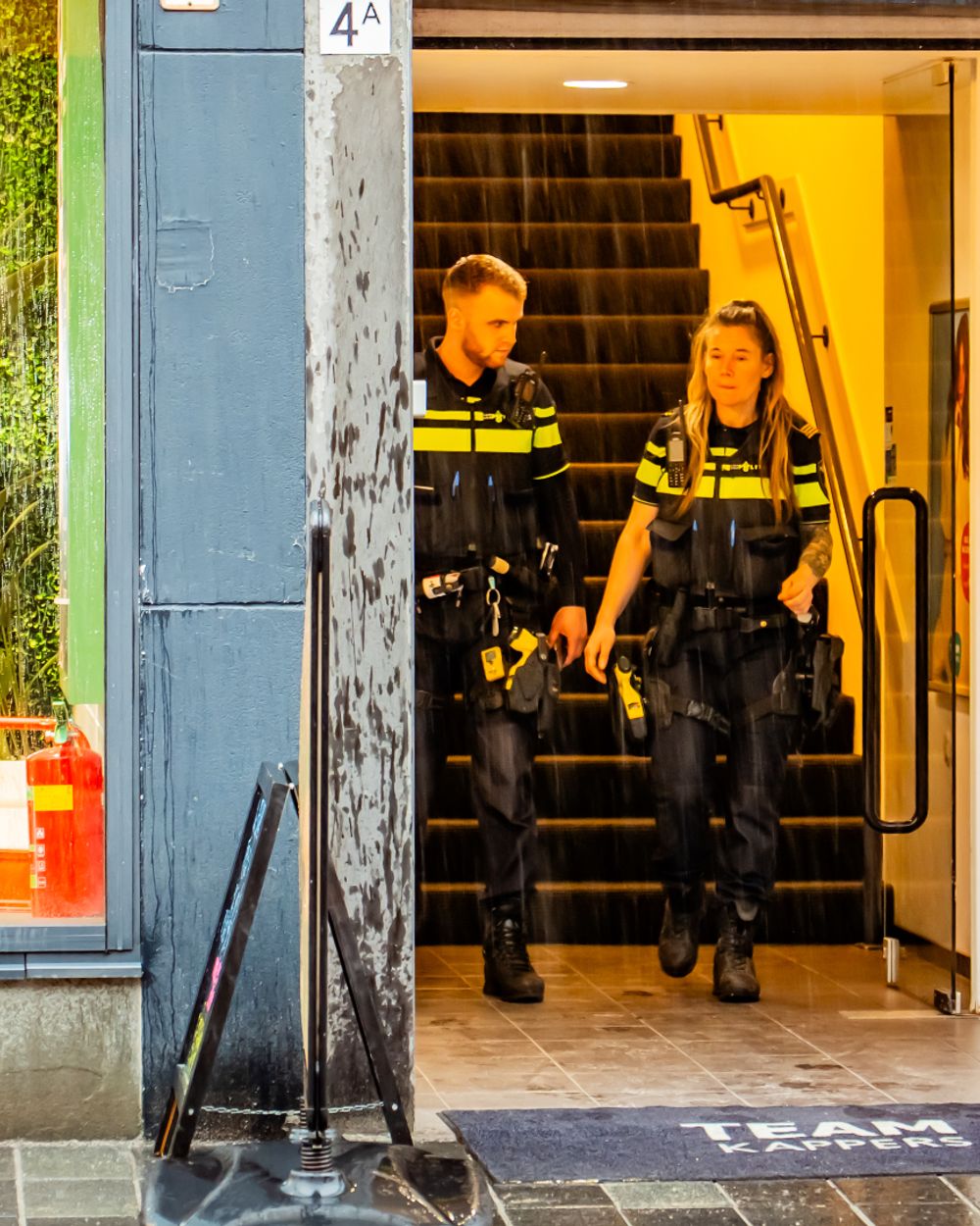 Dief grijpt geld uit kassa van kapperszaak | Man opgepakt na valse ...