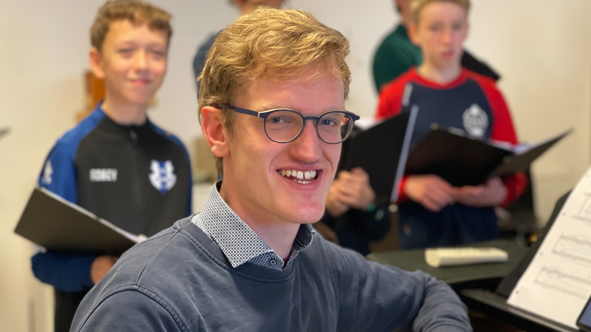 Jaap de Kok (24) is nieuwe dirigent van Roder Jongenskoor - RTV Noord