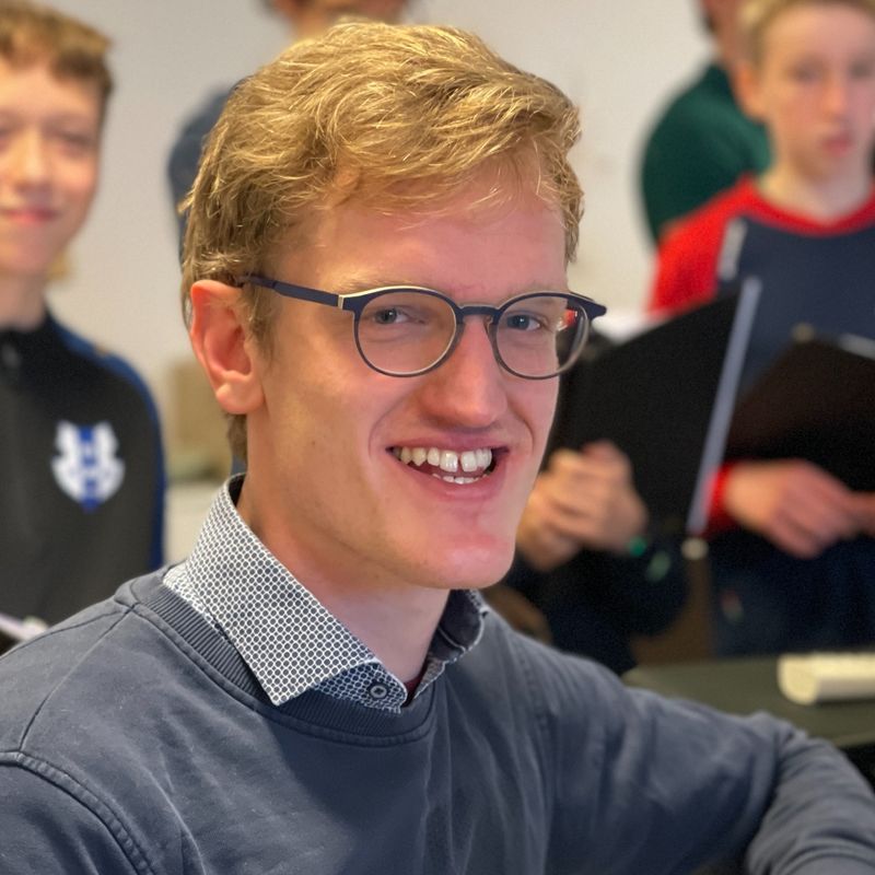 Jaap de Kok (24) is nieuwe dirigent van Roder Jongenskoor - RTV Noord