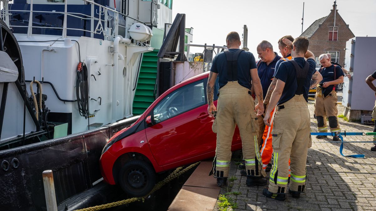 Auto belandt letterlijk tussen wal en schip | N214 al uren afgesloten ...