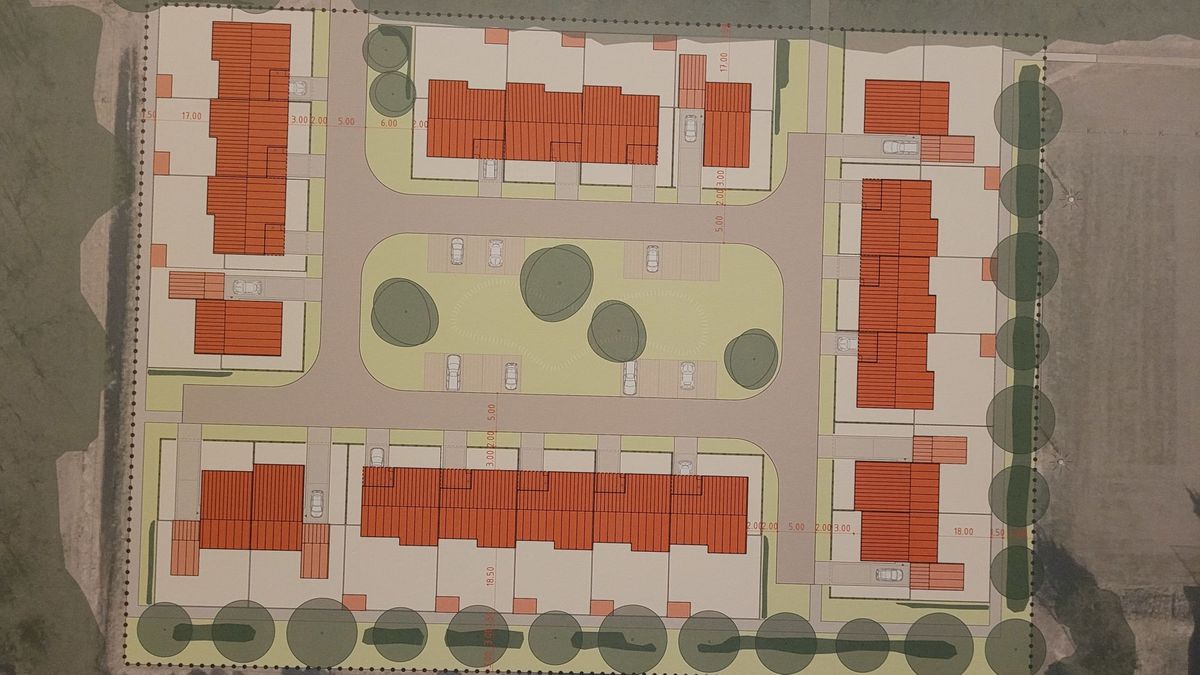 Bal ligt op de stip voor ombouw voetbalveld naar woonhofje Weiteveen ...