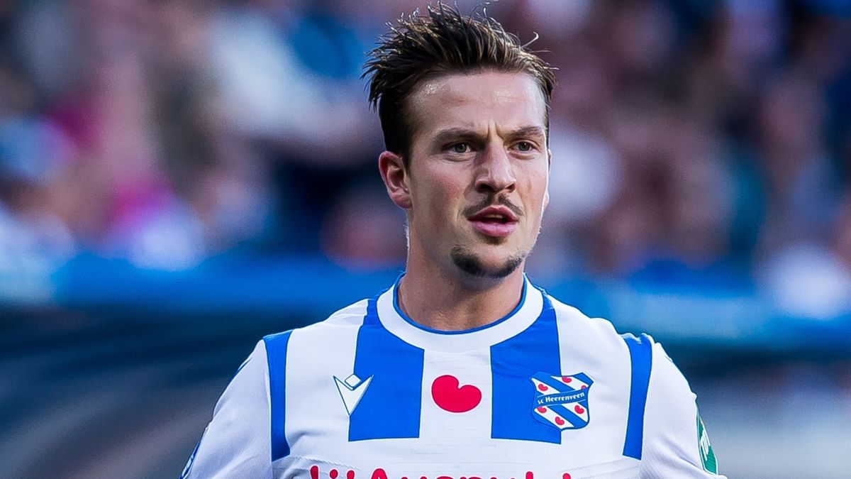 Middenvelder Simon Olsson doet wat de trainer van hem vraagt - Omrop ...