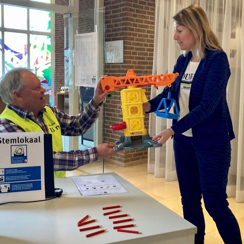 Rood rondje kleuren én speelgoed doneren: dit gemeentehuis is ...