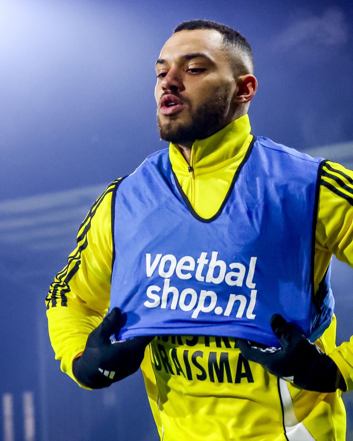 Schouder van debutant Jeredy Hilterman raakt in wedstrijd uit de kom ...