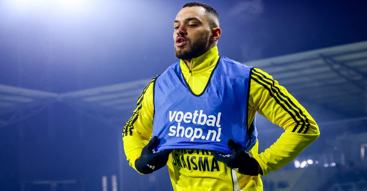 Schouder van debutant Jeredy Hilterman raakt in wedstrijd uit de kom ...
