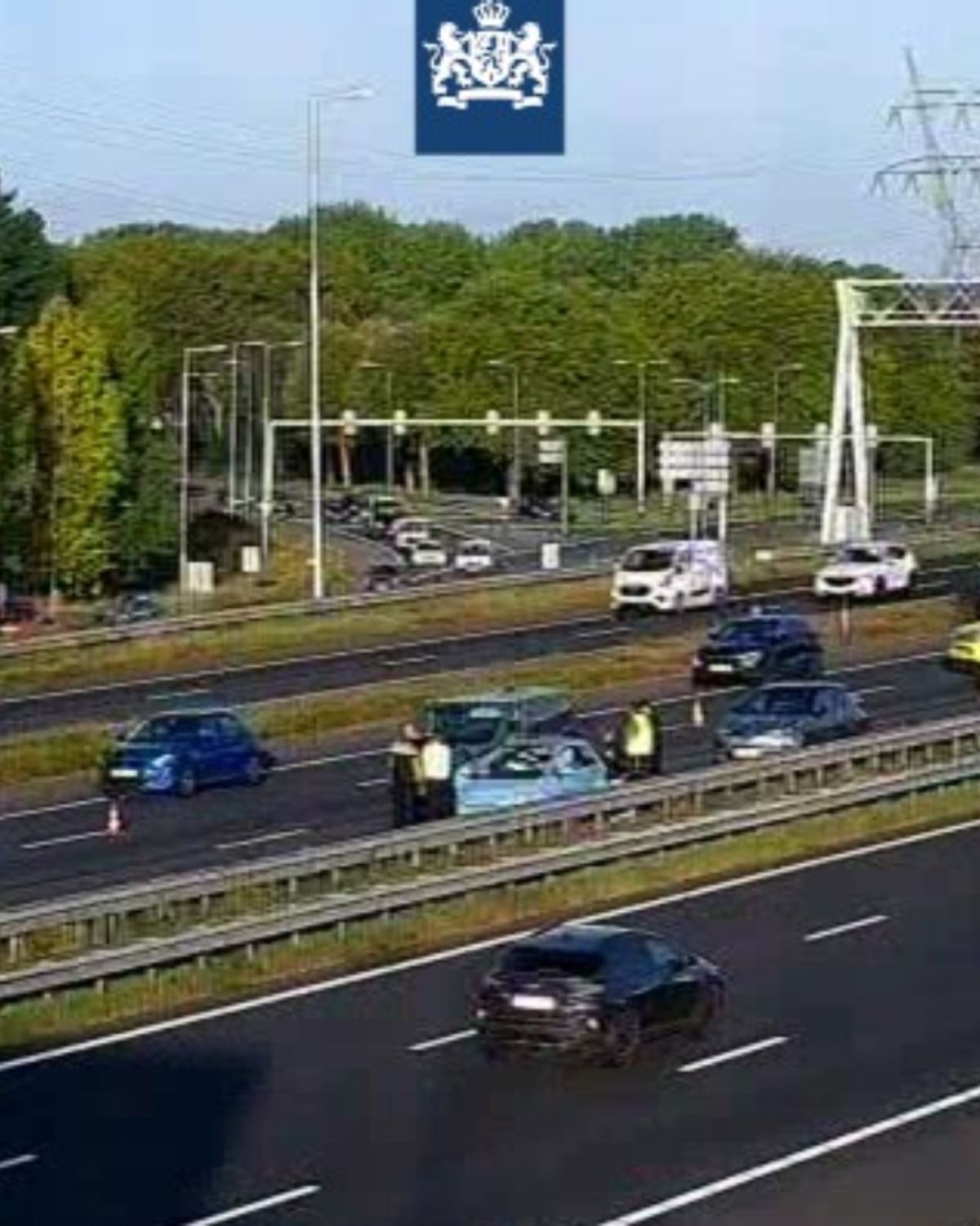 Vrachtwagenchauffeur rijdt door na ongeluk, automobilist naar het ziekenhuis - Rijnmond