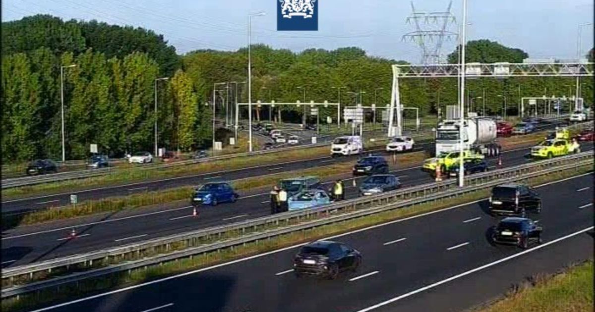 Vrachtwagenchauffeur rijdt door na ongeluk, automobilist naar het ziekenhuis - Rijnmond