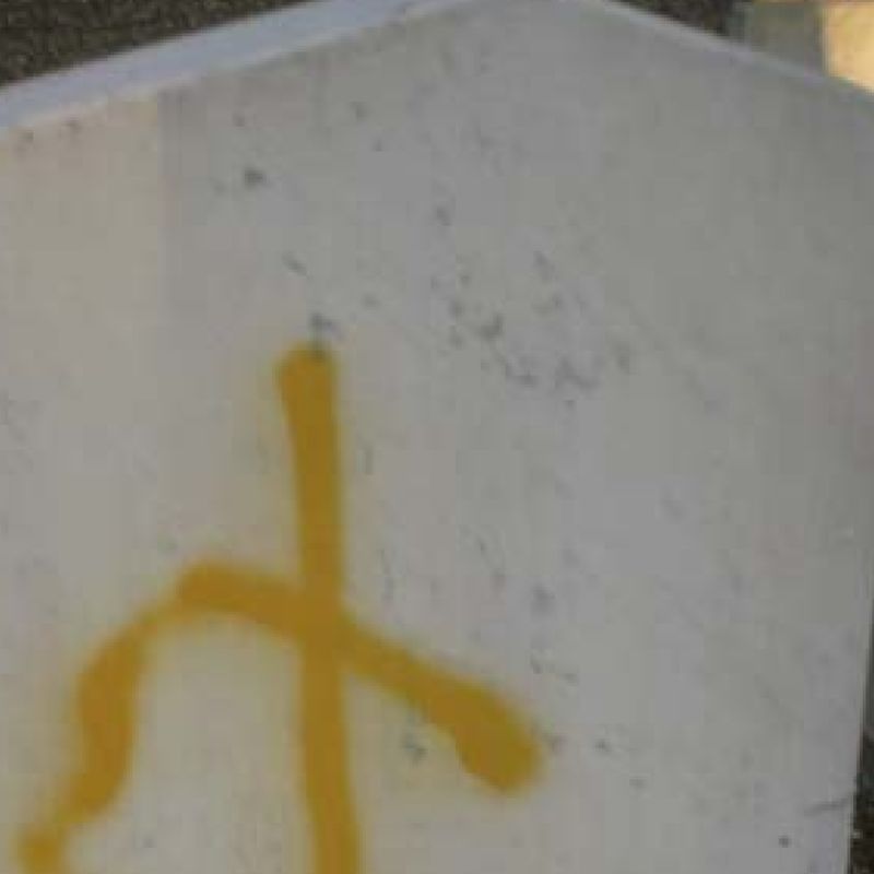 Ophef over gele verf op grafstenen - Omroep Gelderland