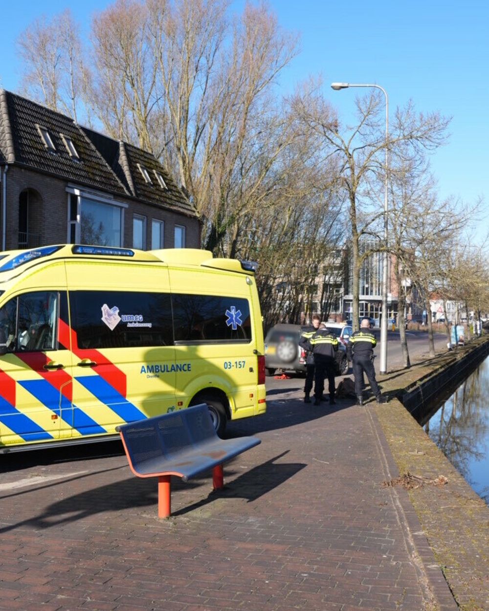 Auto slepen gaat mis: wagen raakt te water in Meppel - RTV Drenthe