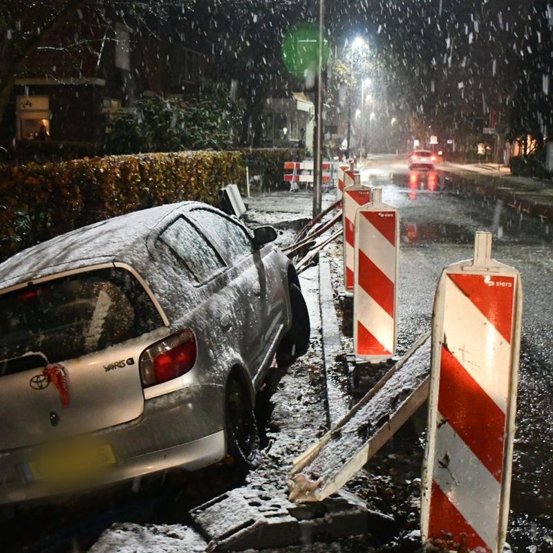 112 nieuws: Auto's belanden in greppel door gladheid - Oost